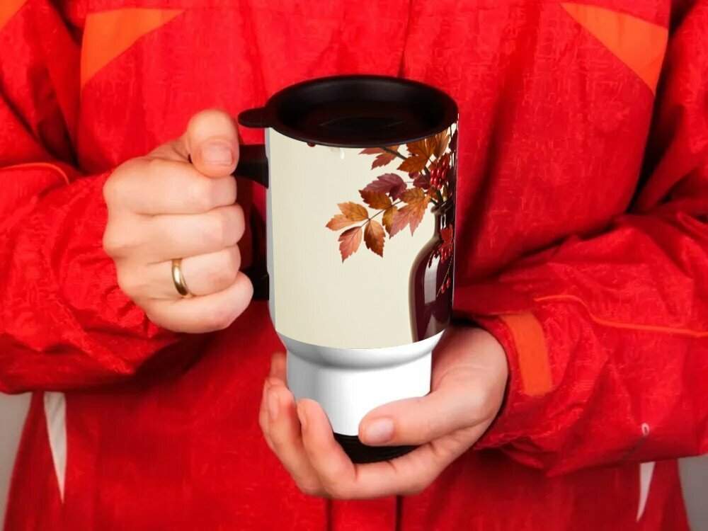 Тремокружка для авто с принтом "Осенние ветки в бордовых вазах. Композиция с ягодными ветвями, резными листьями и белыми цветками в глянцевых темно-винных сосудах. Теплые." 0.5 л.