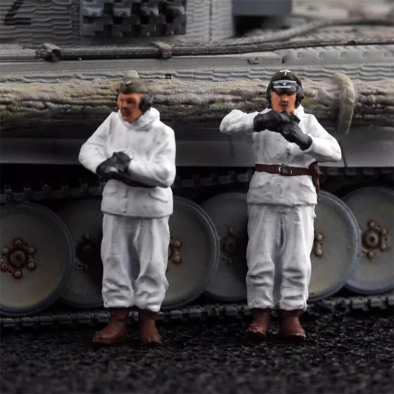 Фигурки немецких солдат-командиров танков 1:72 резиновые 2 шт.