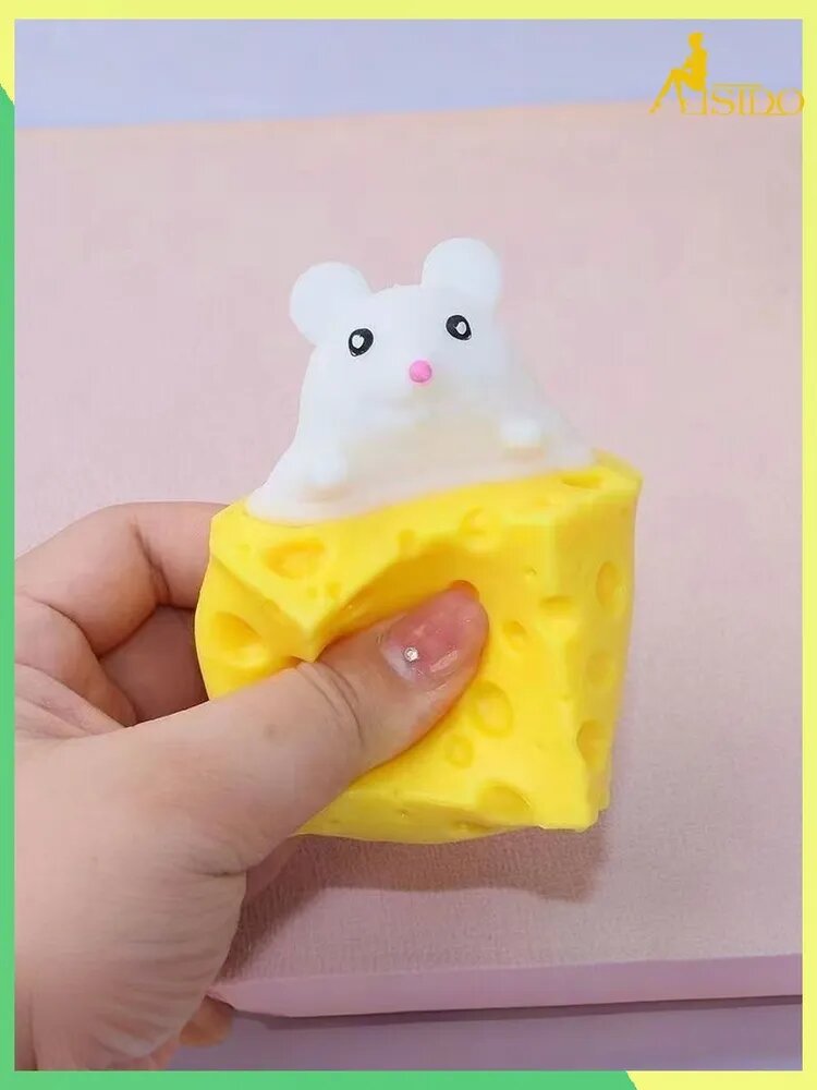 Антистрессовая игрушка "Мышь любит сыр", если вы её сожмёте, то появится маленькая мышь.