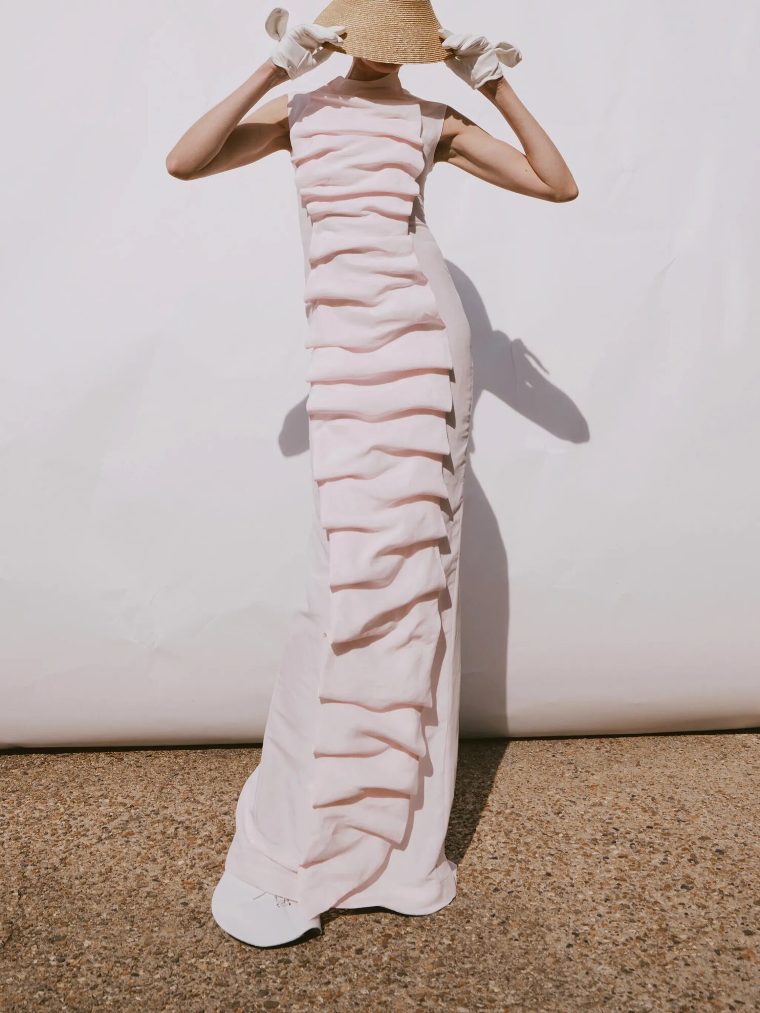 Платье A.W.A.K.E.MODE Ruffled maxi dress, размер 42, розовый — фото 1