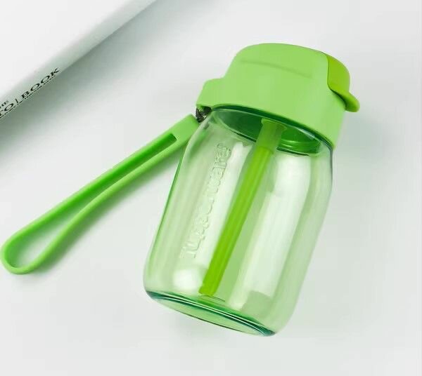 Эко-бутылка "PREMIUM" 350 мл с трубочкой и силиконовым ремешком зеленая. Tupperware