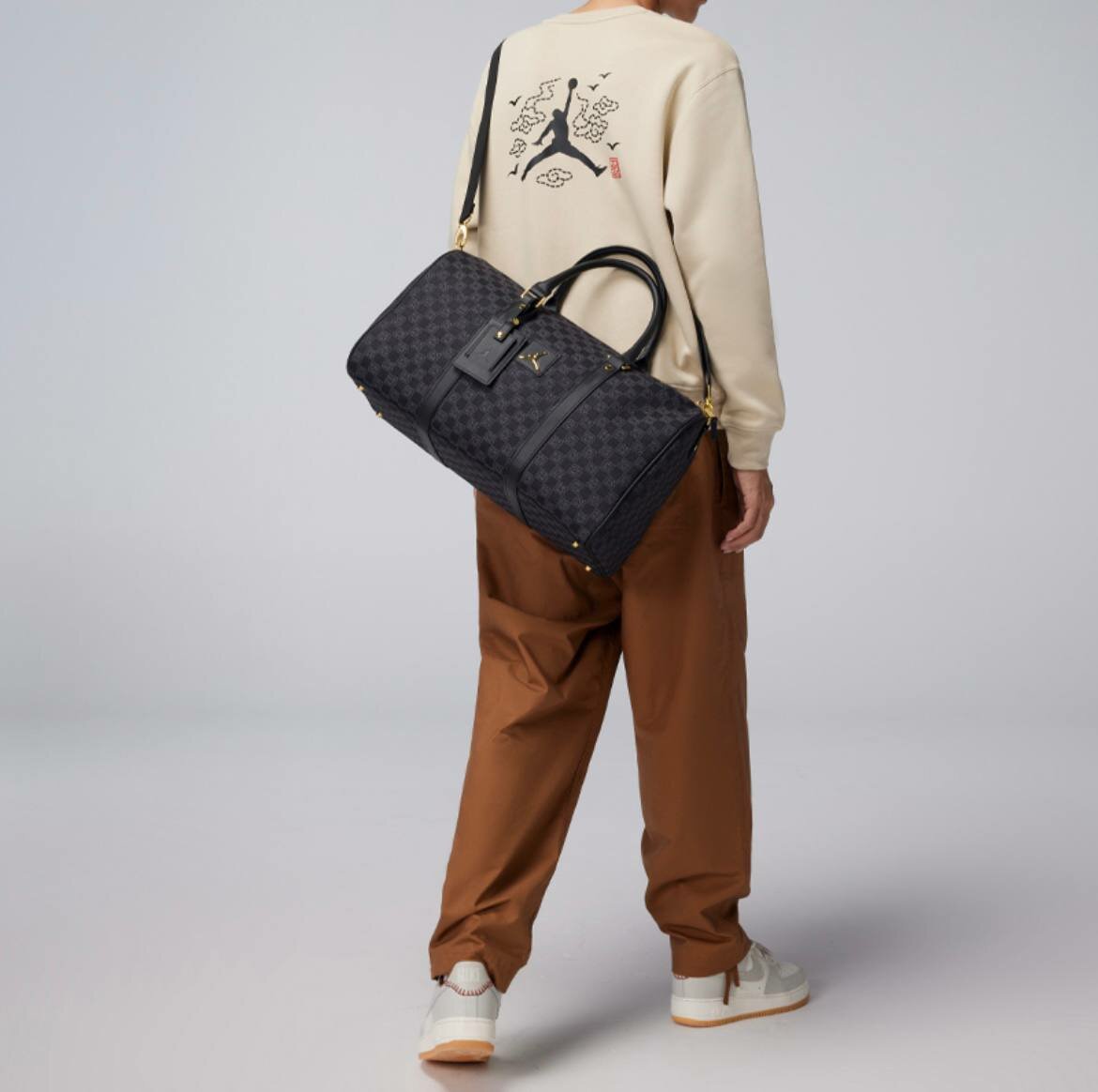 Сумка спортивная с логотипом Nike Air Jordan Monogram Duffle "Black Gold". искусственная кожа 40л