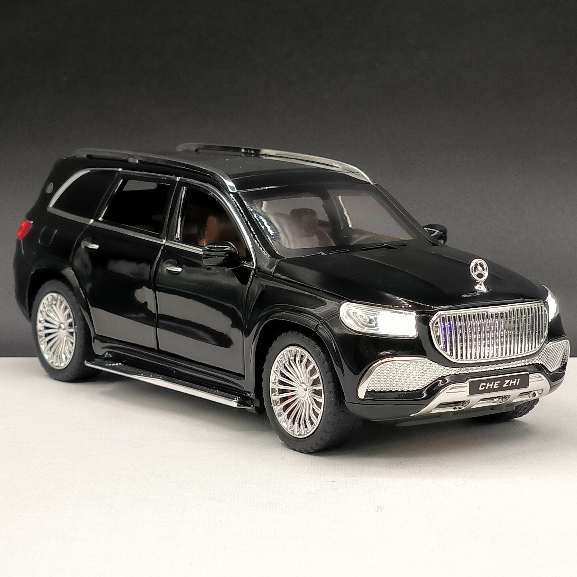 Металлическая машинка Mercedes-Benz Maybach GLS 600. Световое и Звуковое сопровождение. Масштаб 1:24