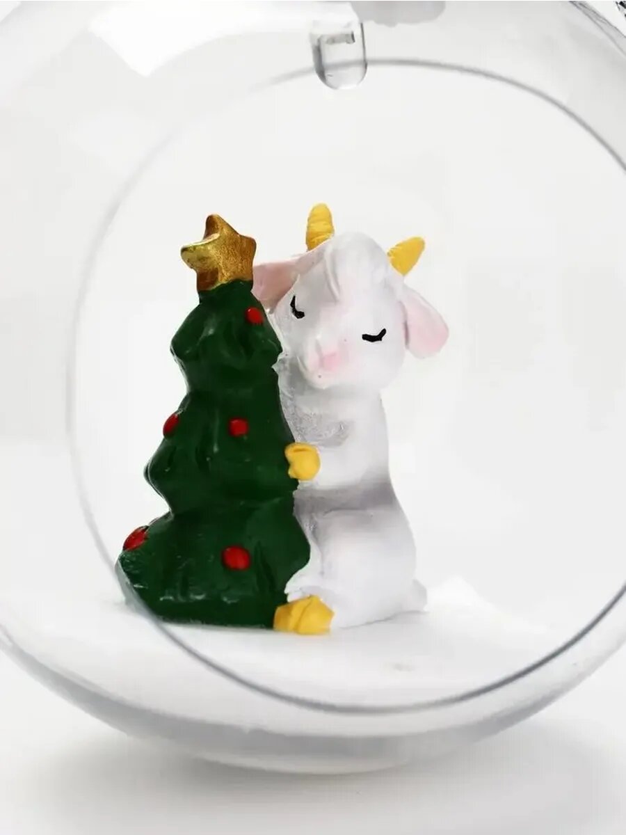Праздничное украшение в шаре с козой и елкой
