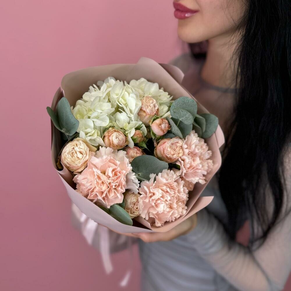 Букет "Нежность пудровая" из кустовых роз, гортензии и гвоздик, круглый, высотой 35 см.