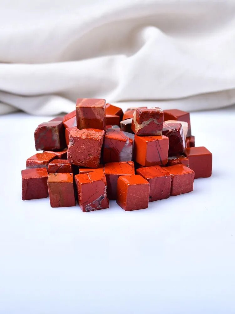 Натуральный камень "красная яшма", полированный куб (1-1,5 см, 20 г)