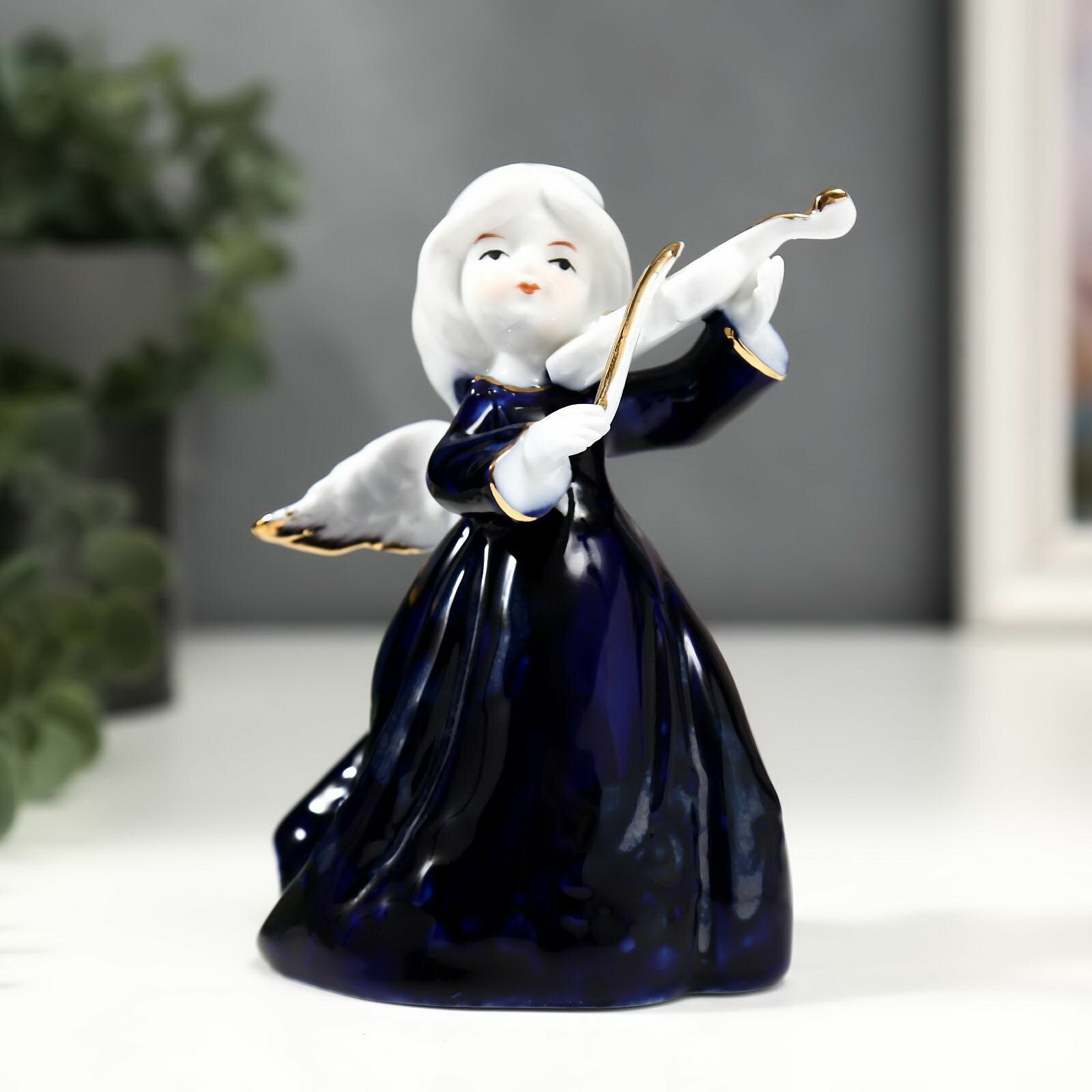 Фигурка керамика под фарфор "Ангелочек со скрипкой", кобальт, 12.5x10x8 см