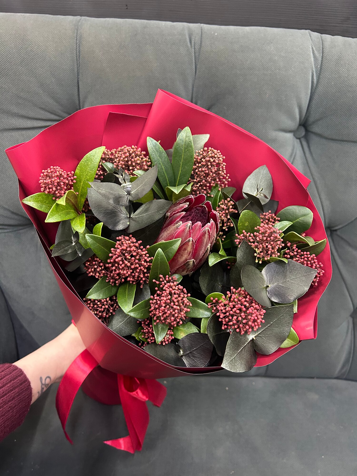 Экзотический , стойкий букет с протеей, скиммией и черным эвкалиптом