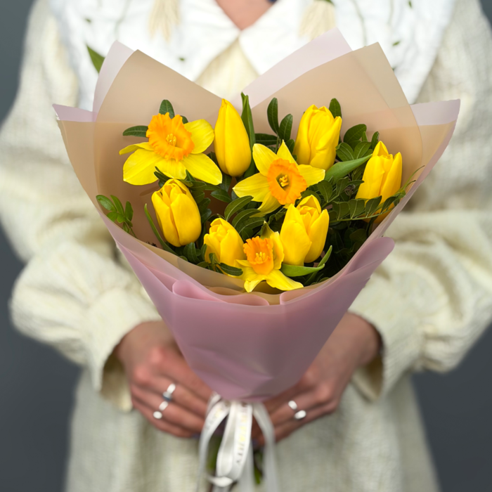 Букет Светлый день в стильной упаковке. «365 Поводов» - живые цветы с доставкой