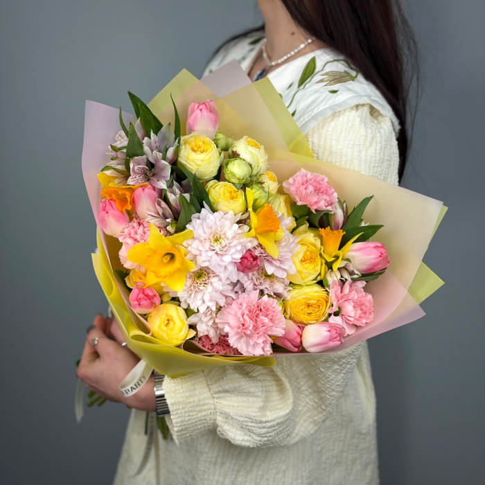 Букет Весенний вальс в стильной упаковке. «365 Поводов» - живые цветы с доставкой