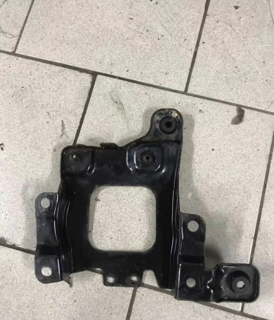 Крепление площадки акб Ford Focus 2