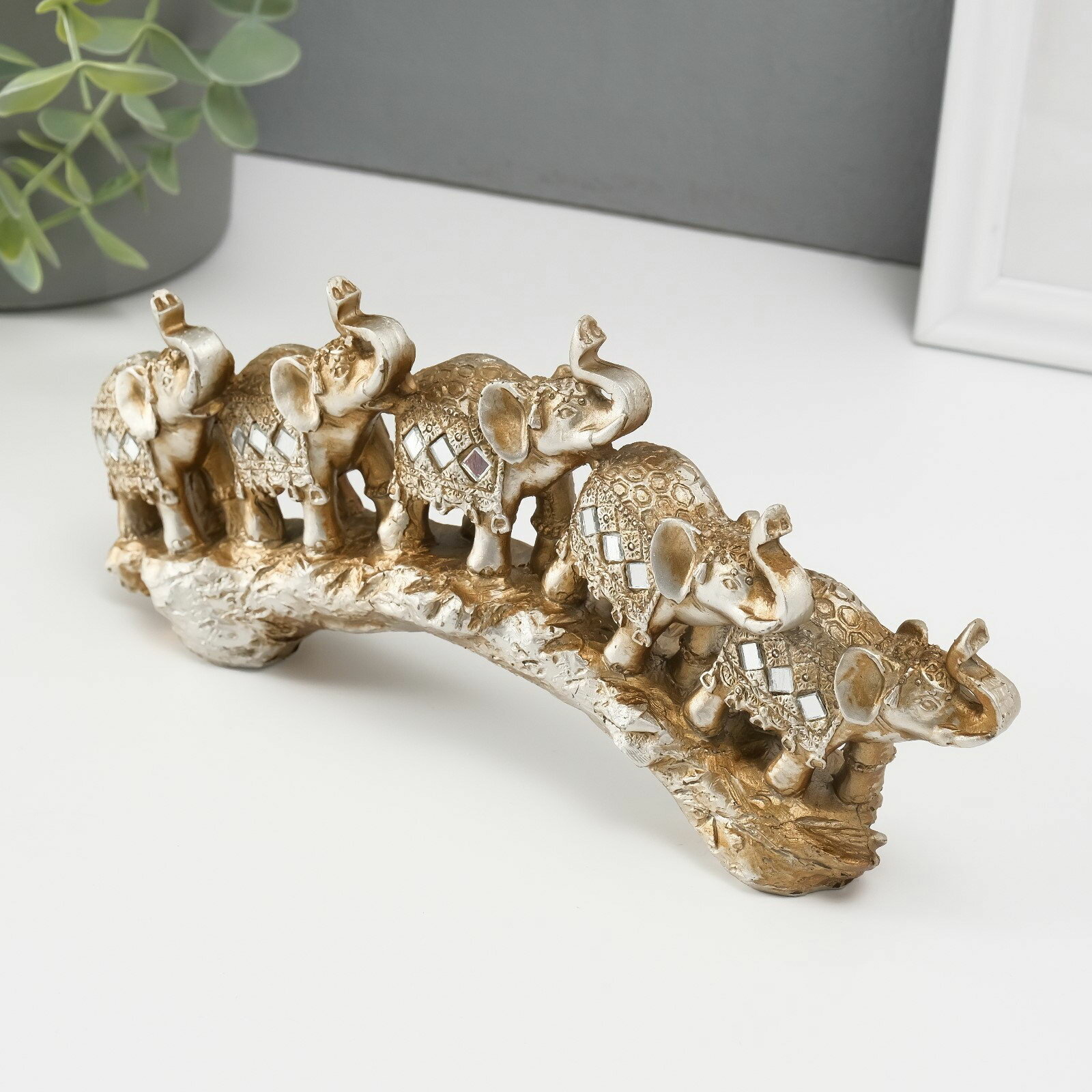 Фигурка полистоун "Пять слонов на камне в попонах с бахромой", 11x24.5x4.5 см