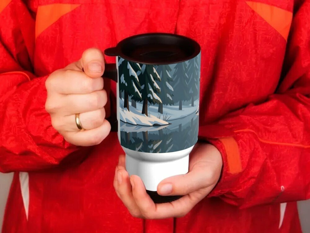 Тремокружка для авто с принтом "Зимний дом у лесного озера. Уютное шале в снежной долине среди высоких елей и гор, отражение в спокойной воде, мягкий северный пейзаж в." 0.5 л.