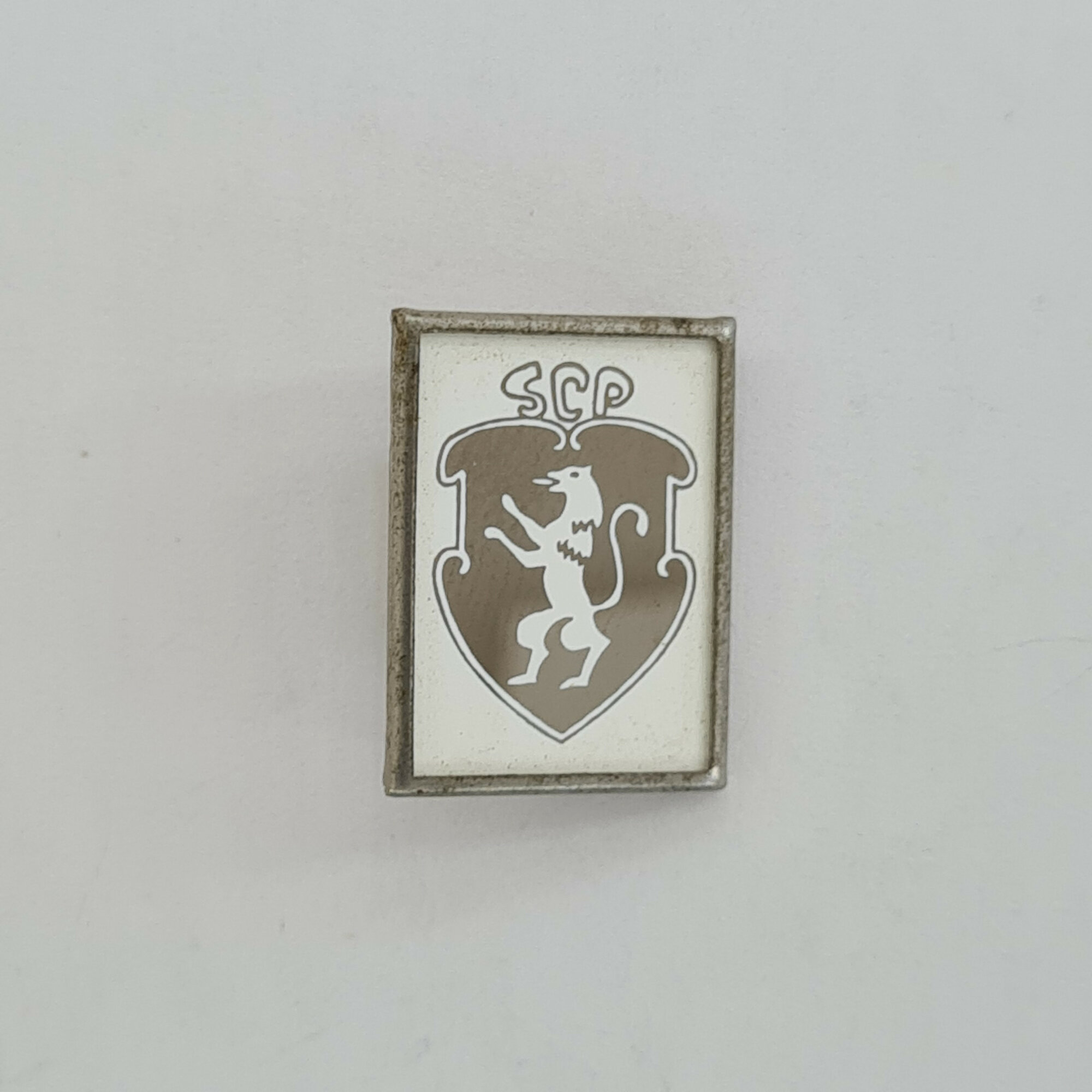 Значок СССР. Гербовый щит, буквы ЭСР, лев. Винтажный значек.