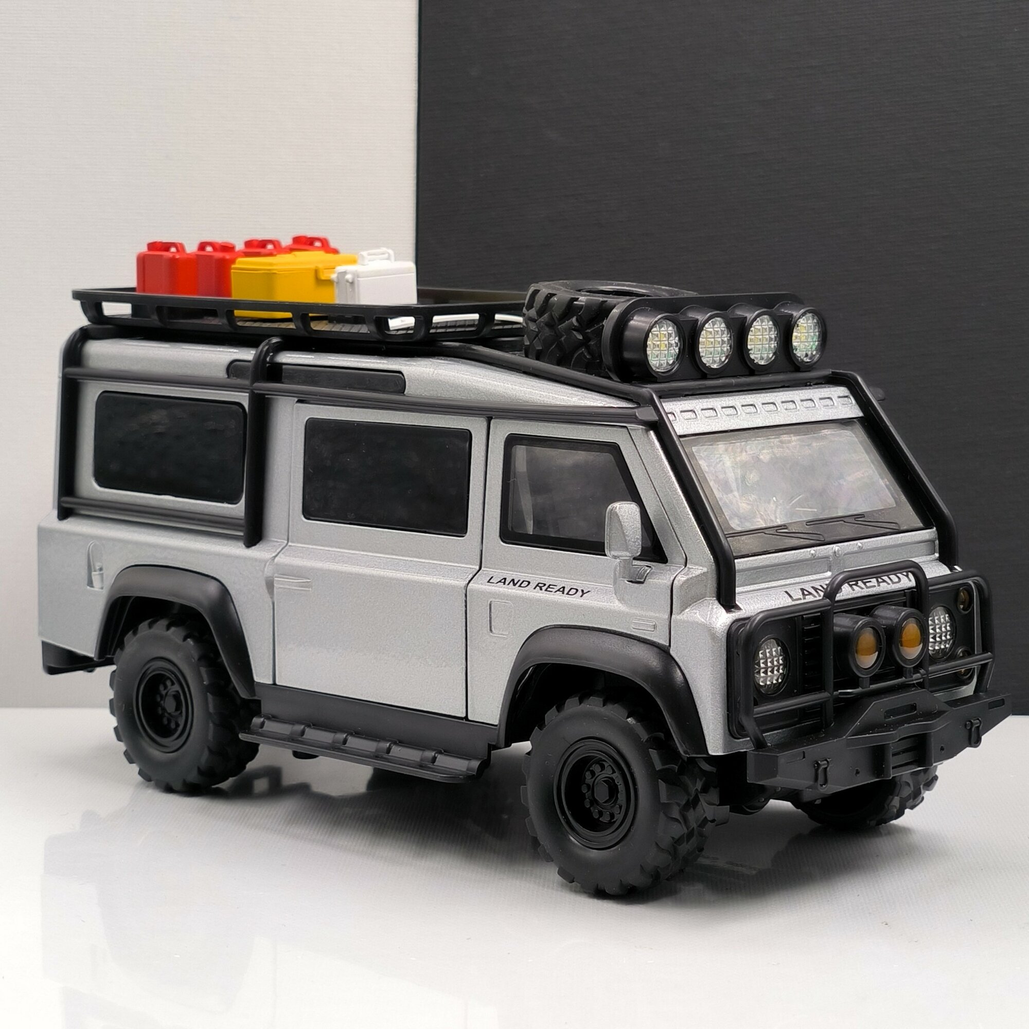 Металлическая модель автомобиля Land Rover Defender Van Rover Фургон с световым и звуковым сопровождением. Масштаб 1:22