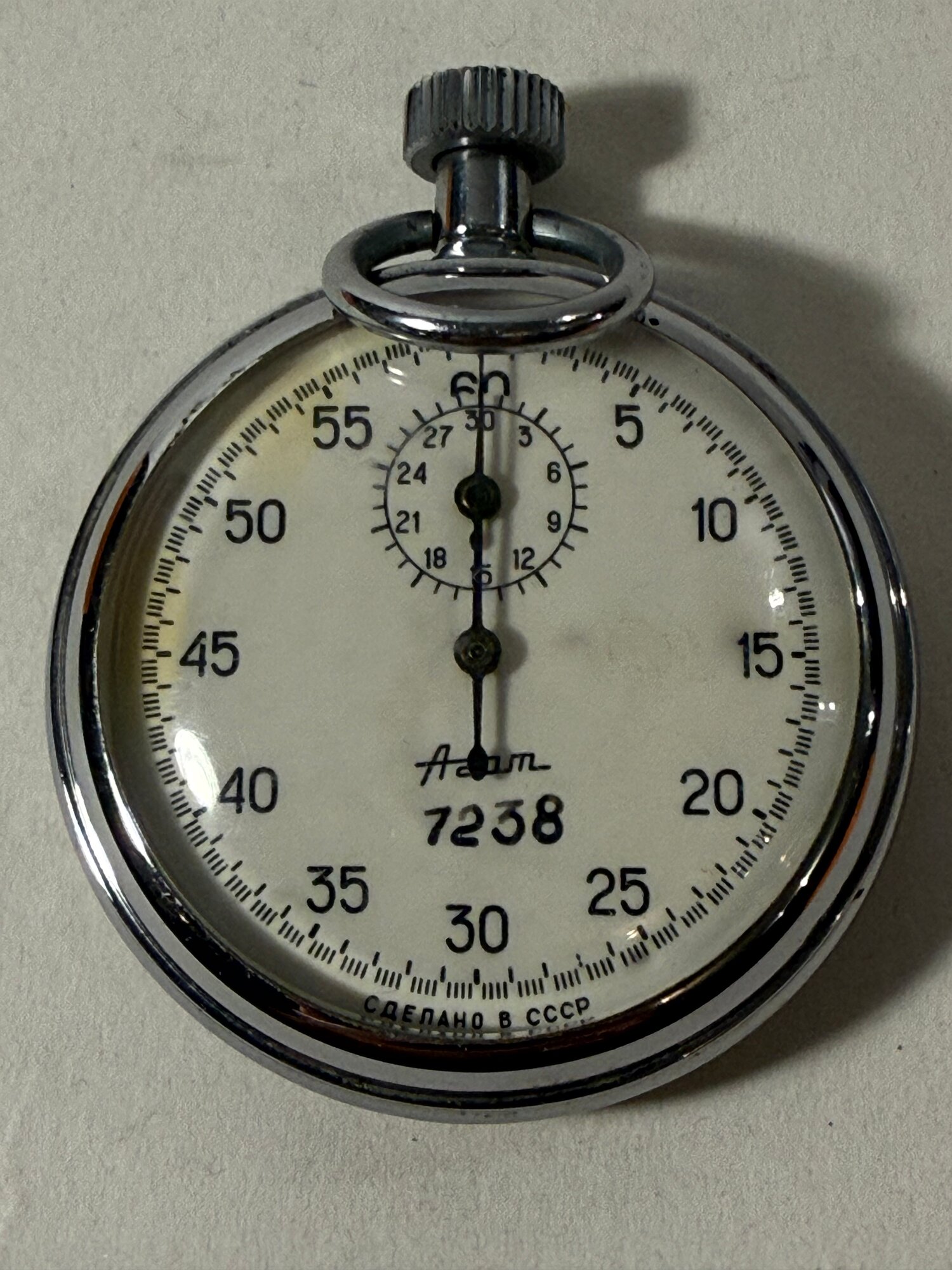 Секундомер механический Агат, СССР, в футляре, рабочий. Цвет - серебряный.