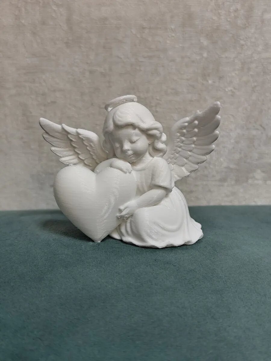 Статуэтка для интерьера ангелочек с нимбом и с сердцем.