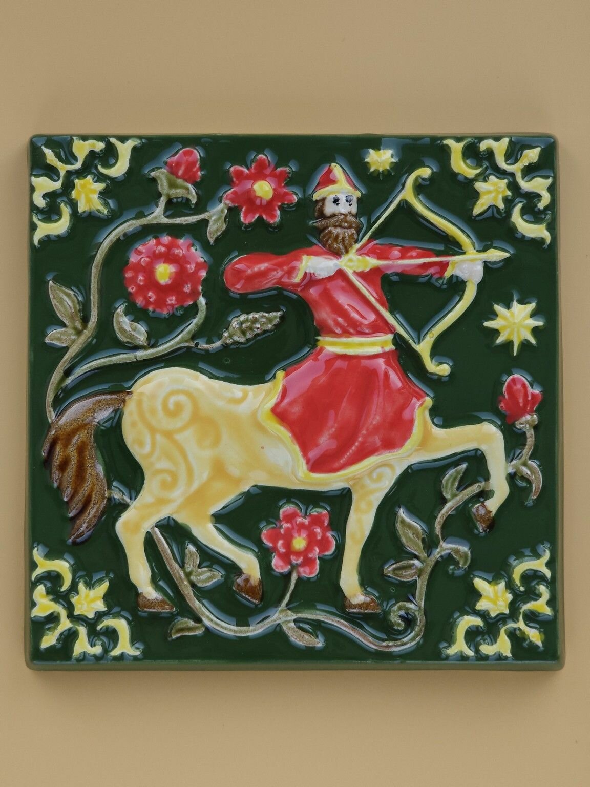 Охотник (зелёный). Панно, изразец, настенный декор, плакетка, украшение настенное интерьерное. Ярославская майолика. Керамика ручной работы. Сделано в России.