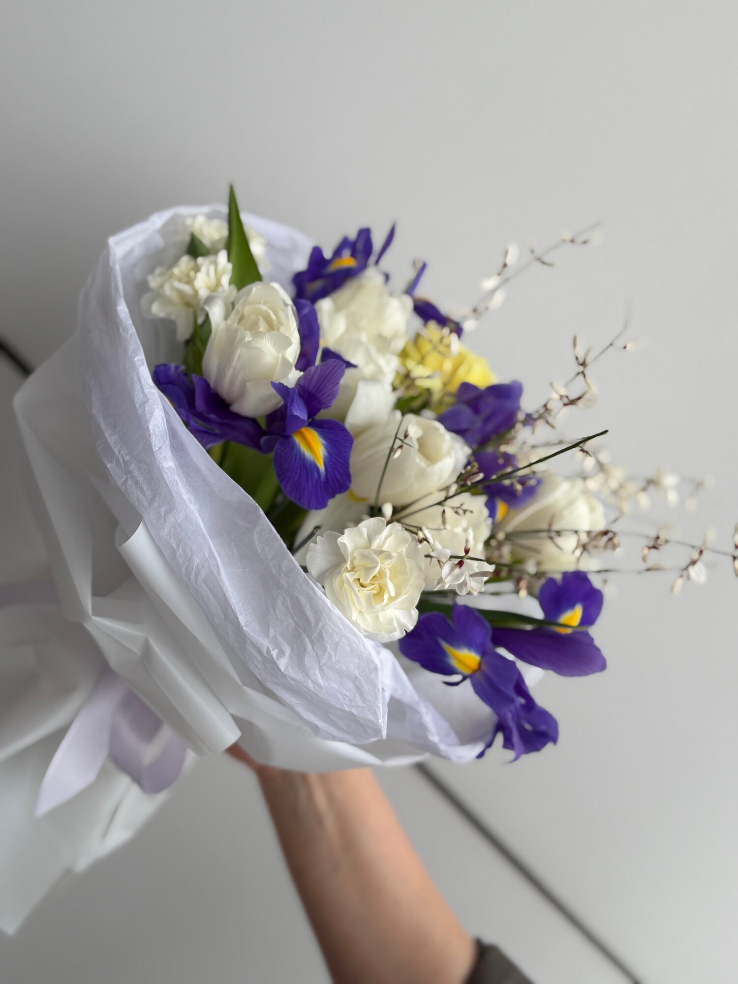 Букет Шумная ириска « ШУМ цветов» Ирисы , диантус , тюльпаны , упаковке нежная