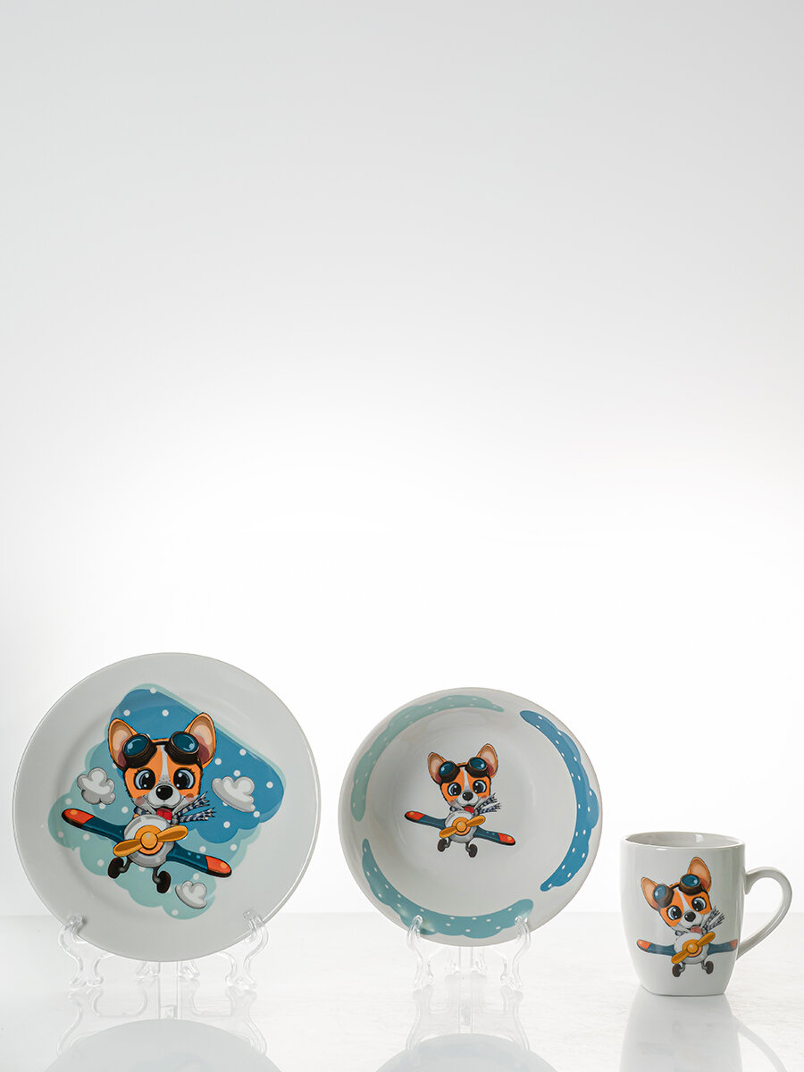 Набор детской фарфоровой посуды из 3-x предметов "Лётчик Корги" Дулево (салатник, тарелка, кружка Глория)