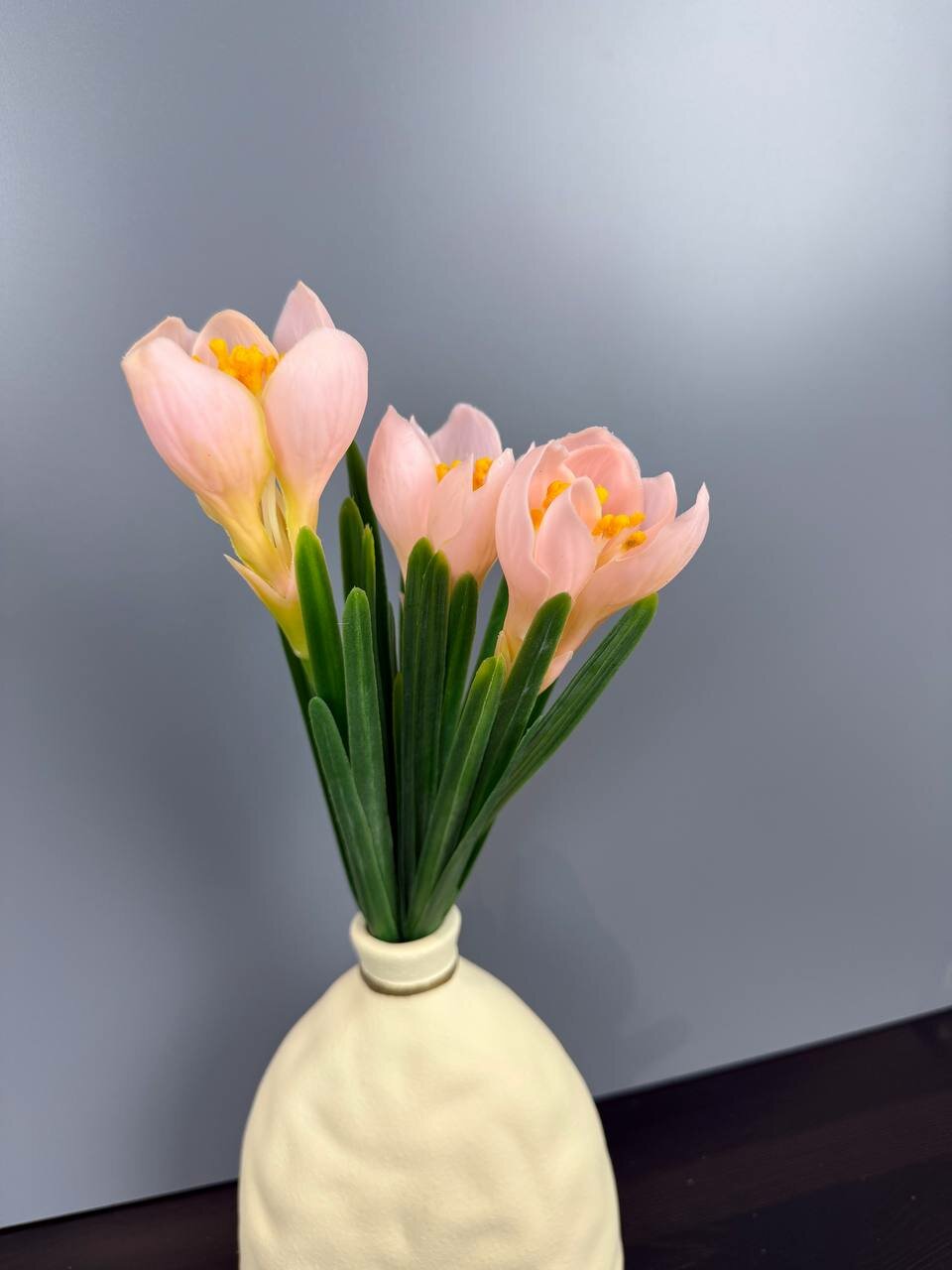 Искусственные цветы для декора букет Крокусов из силикона розовый / Реалистичный искусственный цветок 32 см