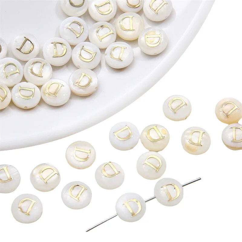 Металлические перламутровые бусины с буквами D 1pcs