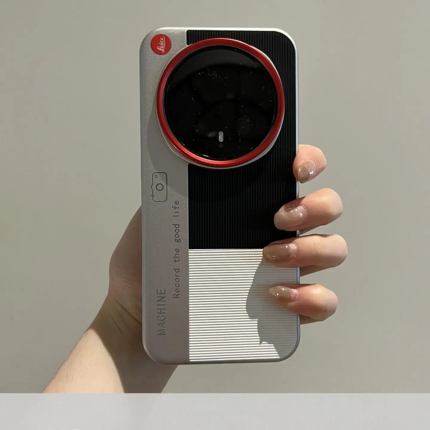Leica Machine Black, красный чехол для смартфона