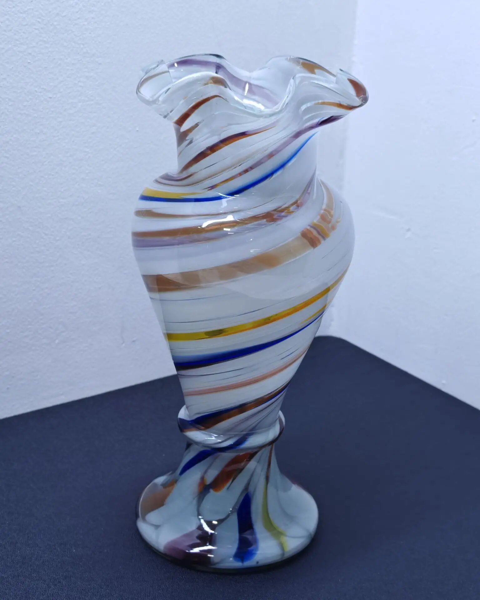 Ваза разноцветная с фестончатым краем, цветное стекло, СССР, 1970-1990 гг.