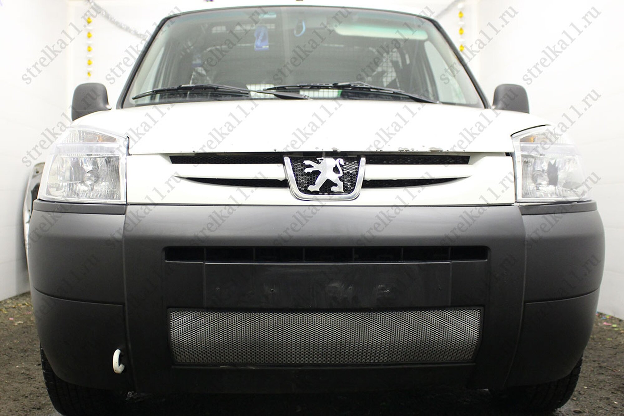 Защитная сетка радиатора с окантовкой и защелками для Peugeot Partner I рестайлинг 2002-2008, низ, хром