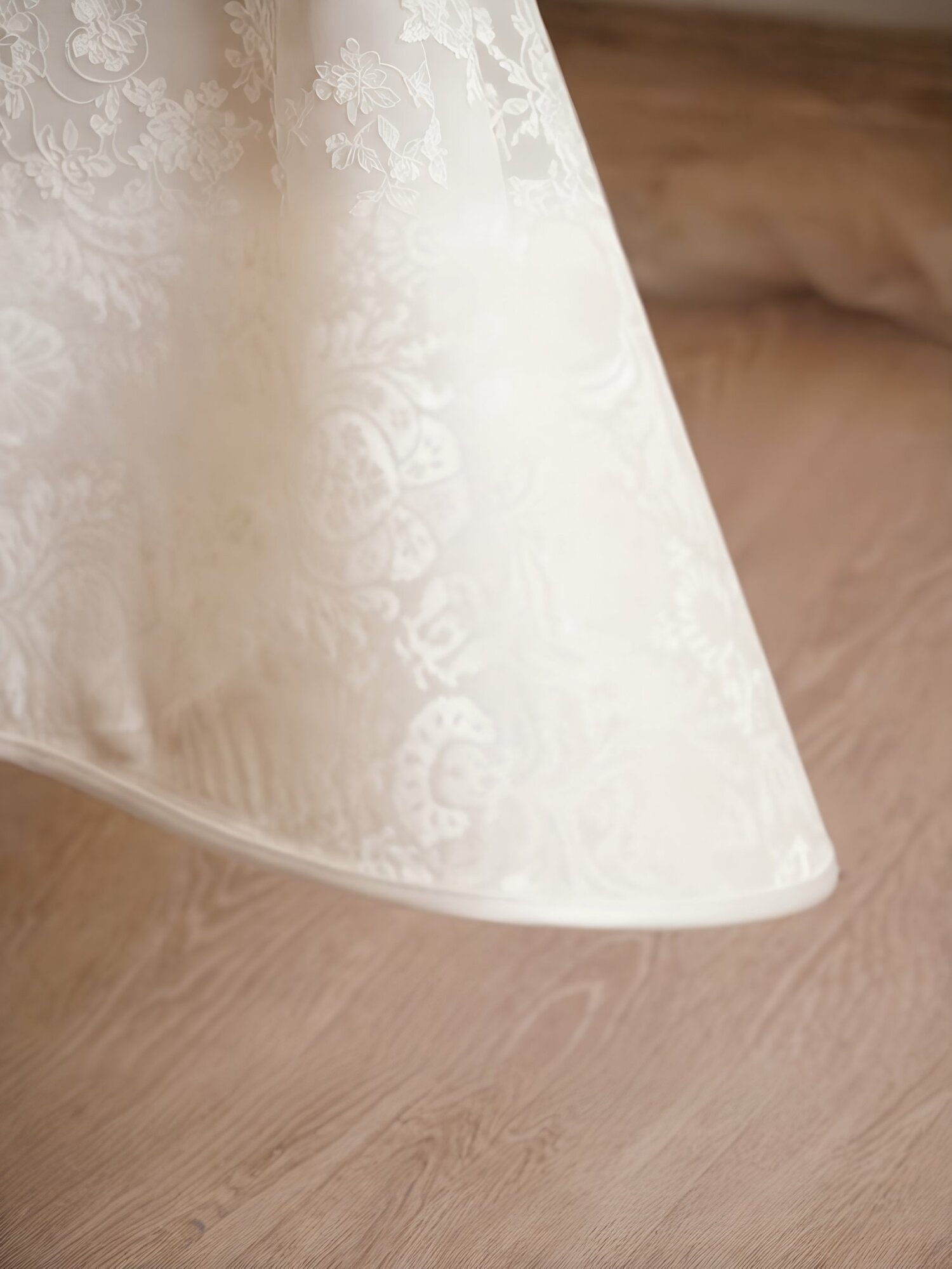 Скатерть клеенка Колорит Шелк край бейка 1,35х2 м ПВХ бежевый, рисунок, Россия