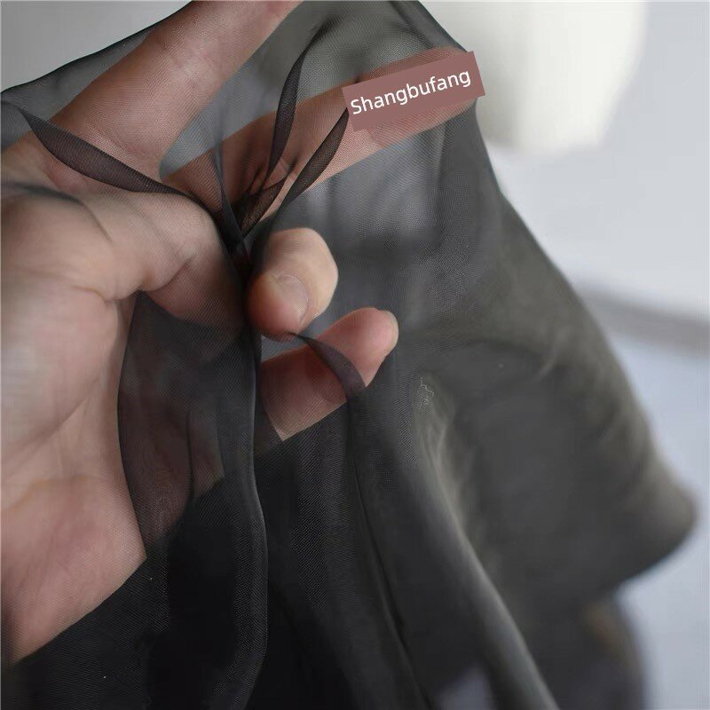 Белое матовое чистое цветное шифрованное тонкое и прозрачное весенне-летнее платье из шелковой органзы, дизайнерская