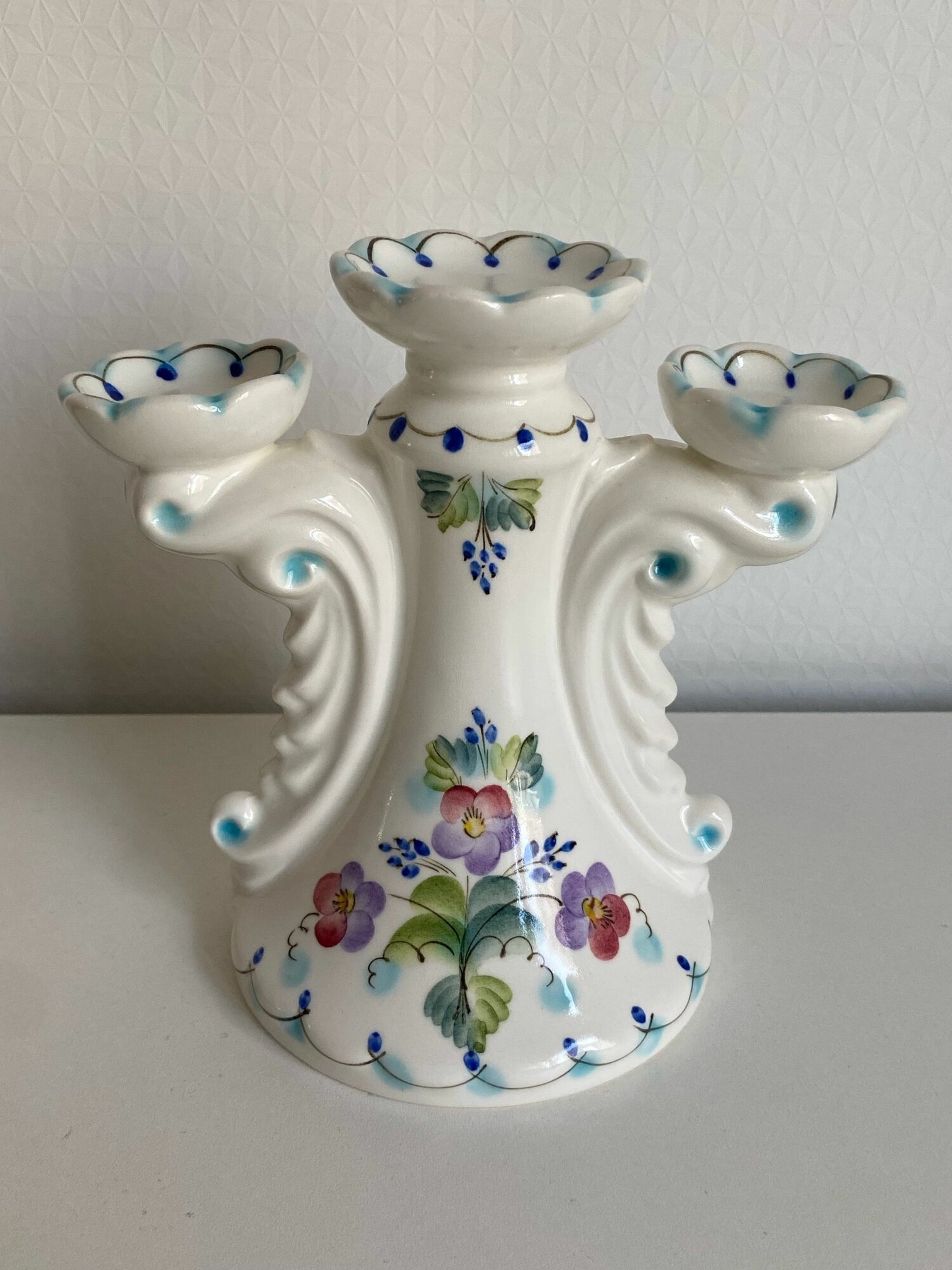 Канделябр на 3 свечи. семикаракорская керамика. ручная роспись. Ширина: 16.5 см. Высота: 16.5.