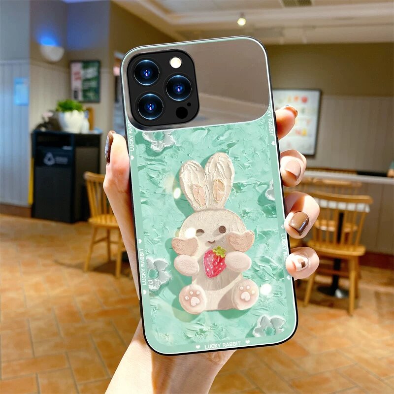 Чехол для iPhone 15 Pro с зеркалом для макияжа: дизайн «Клубника и кролик» в масляной живописи, светло-голубой