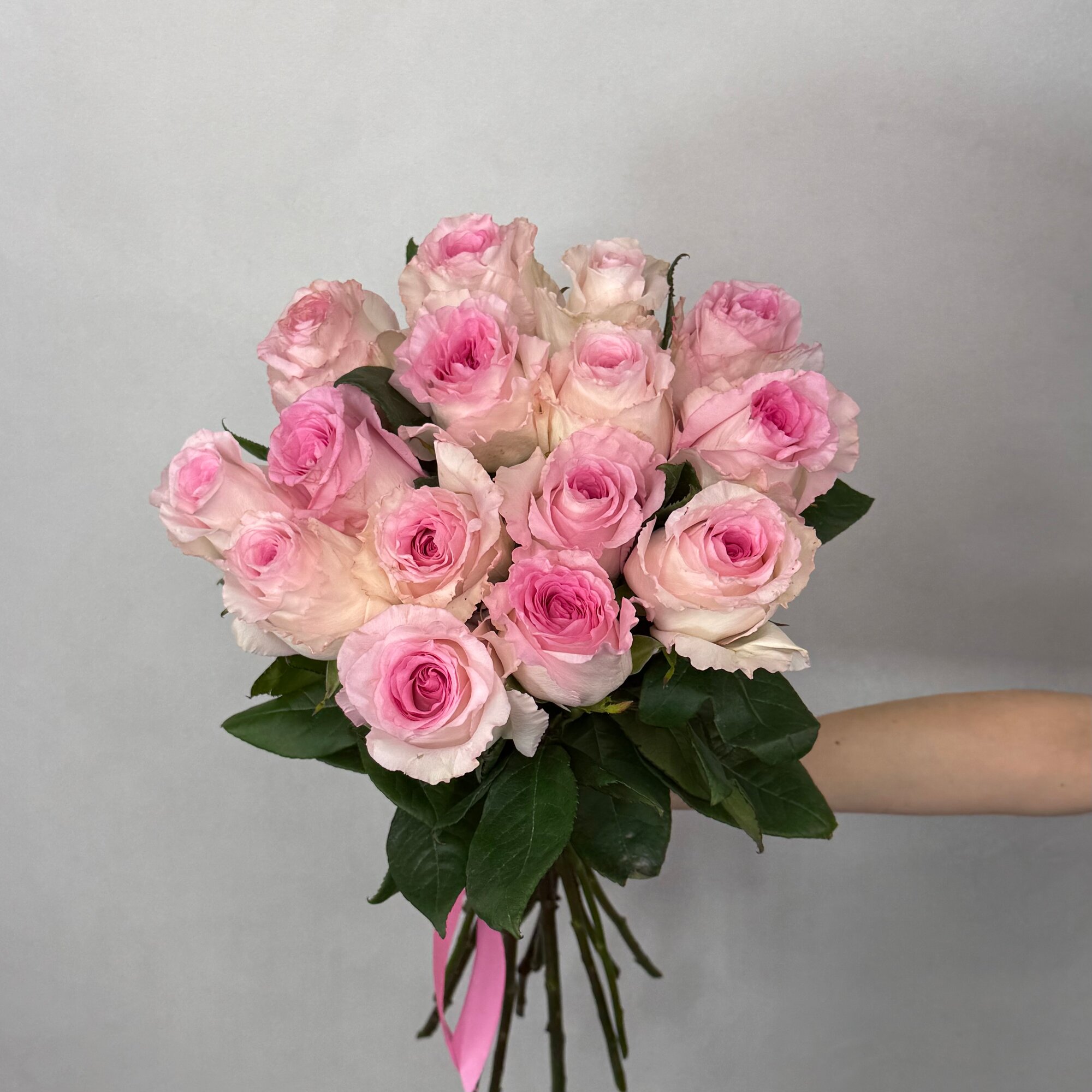 Букет из эквадорских роз сорта Мандала 15 шт без упаковки под ленту от “FlowerLand” — фото 1