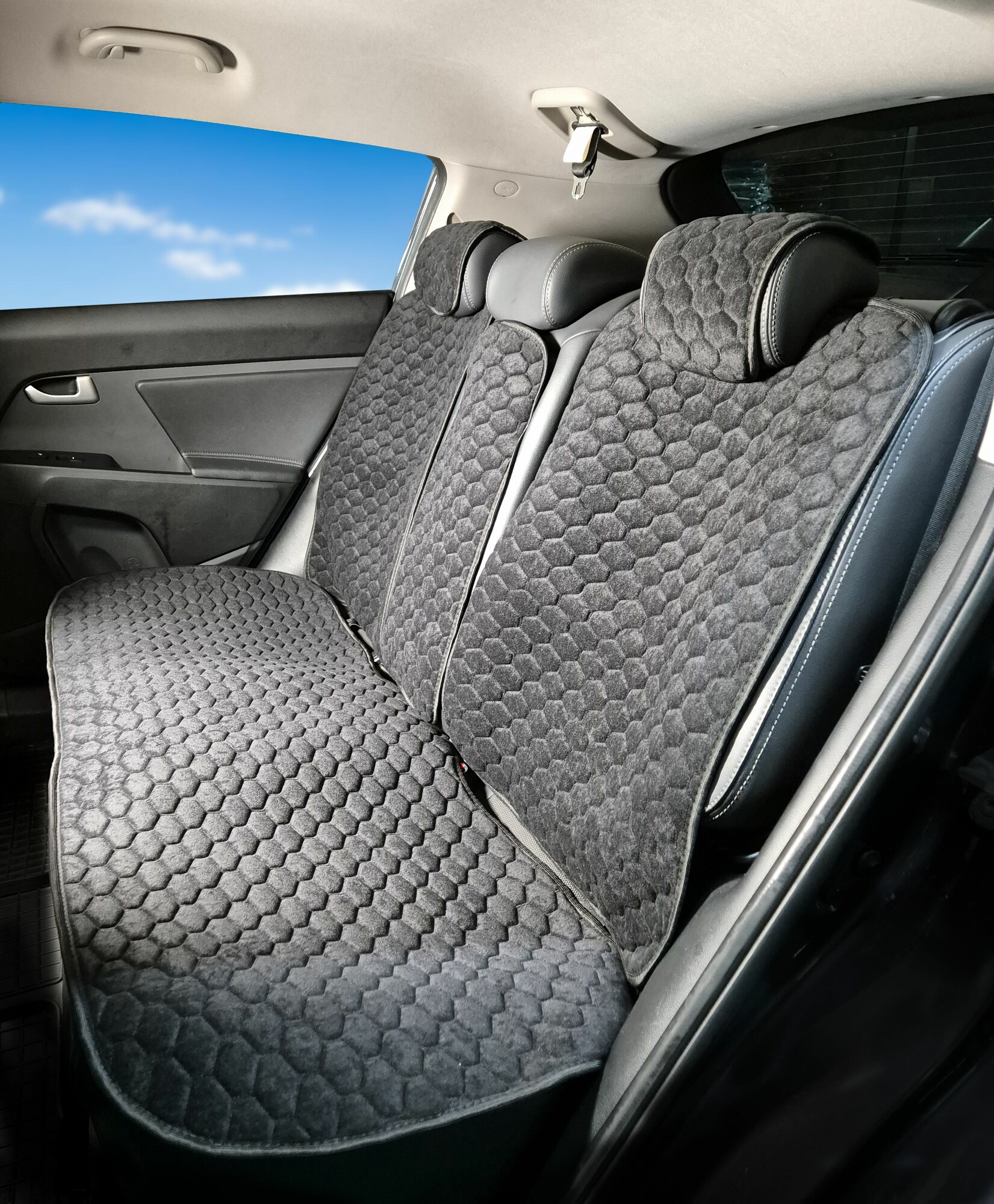 Накидки для Haval / Хавал Dargo, F7, F7x, H6, Jolion, M6 и др. на задние сиденья с подголовником и защитой боковин с узором соты из велюра, черный
