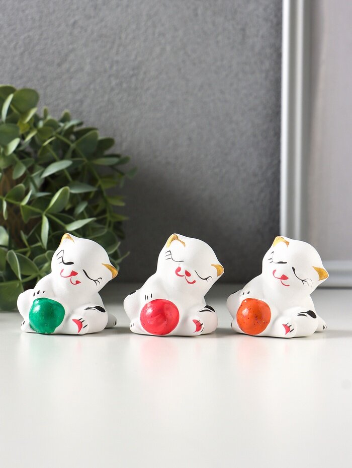Фигурка керамика «Котик с мячом», 5.5 см, белый, микс
