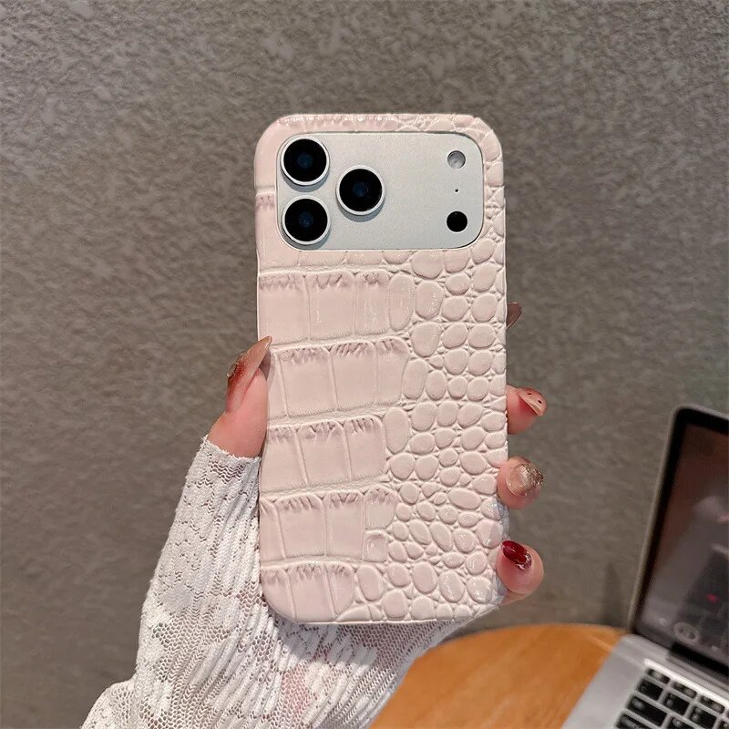Белый чехол для iPhone 13 Pro с узором "крокодил"