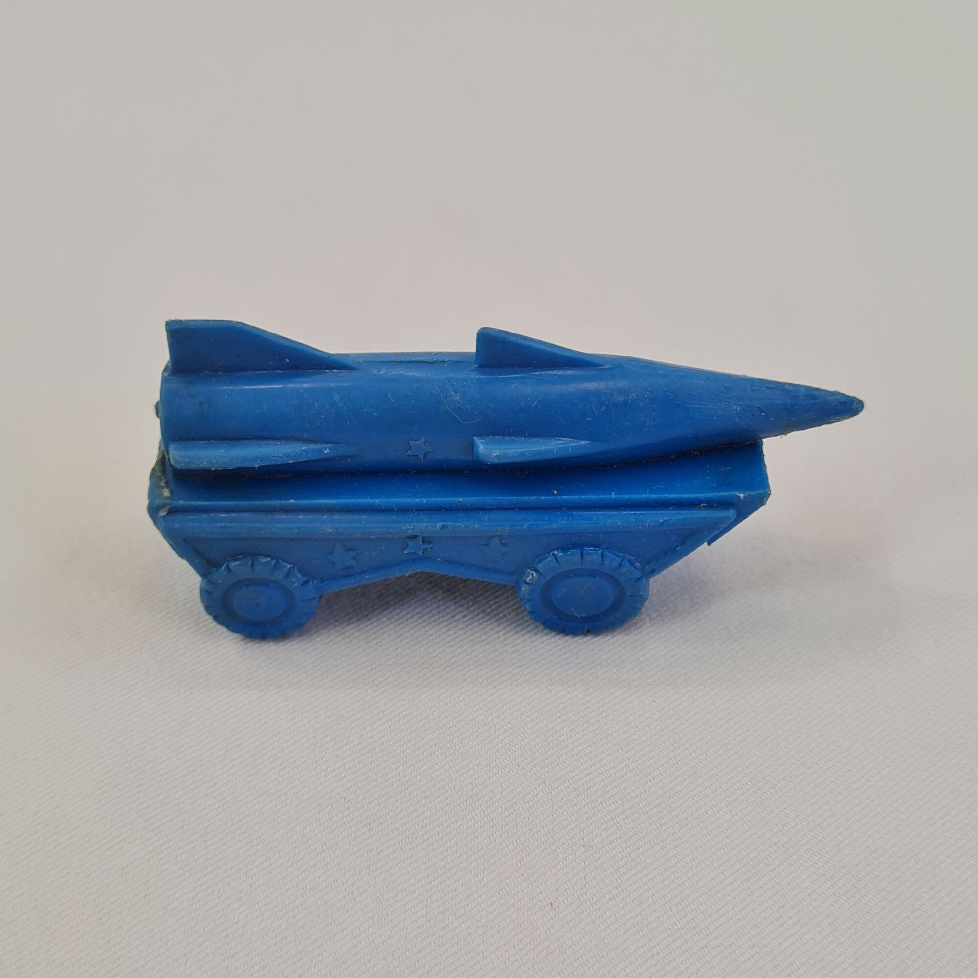 Игрушка советская винтажная СССР. Реактивный самолет на колесах для игры в солдатиков