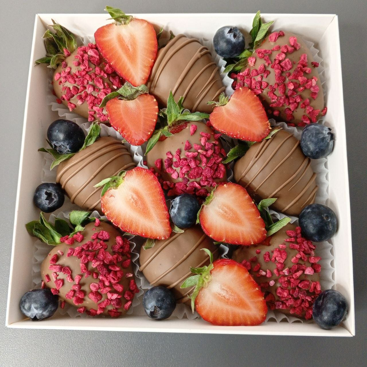 Набор "Клубника в шоколаде" Flowerstorg, 300 гр, 9-12 штук, свежая голубика