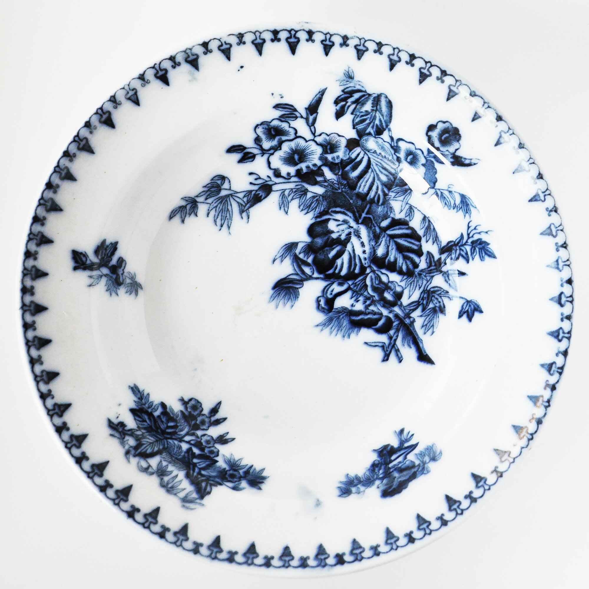Антиквариат. Глубокая тарелка "Кобальтовый букет". Фарфор, деколь. Товарищество М. С. Кузнецова в Будах, Российская империя, 1894-1917 гг.