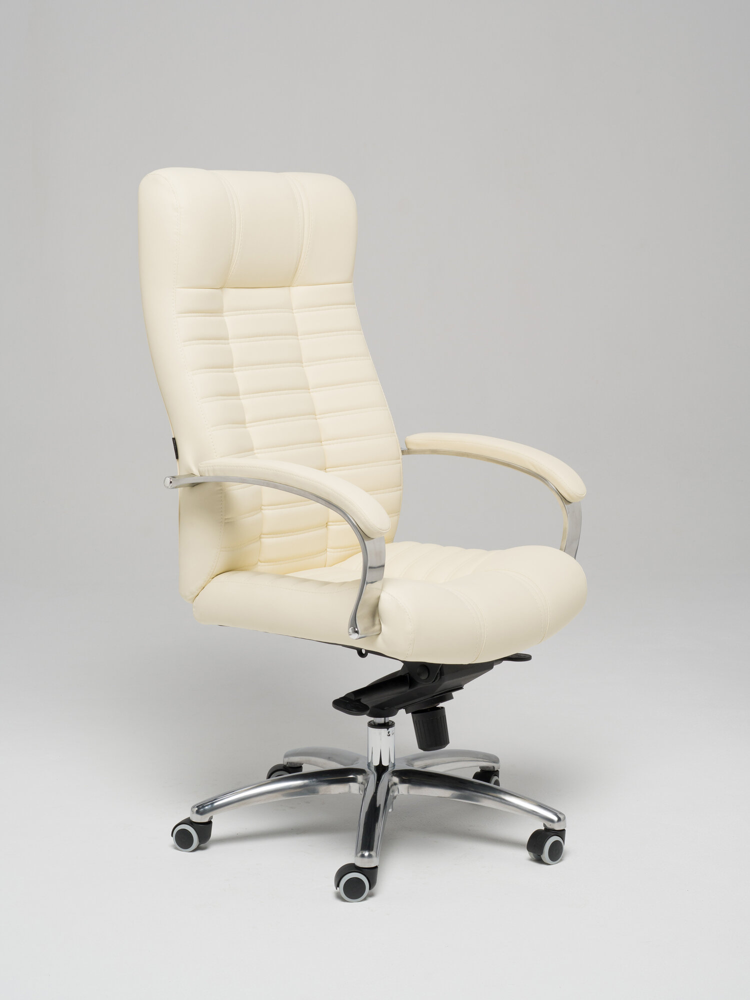 Кресло офисное Атлант 2 МЛ бежевое, экокожа, хромированное с прорезиненными колесиками