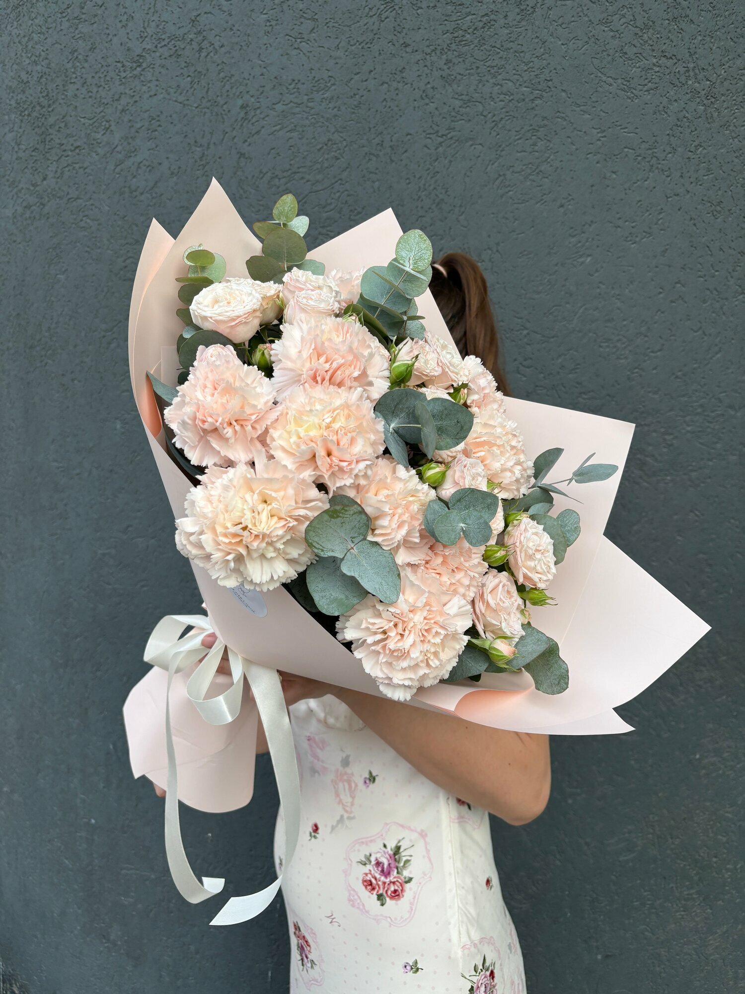 Букет живых цветов "Летний", 3 розы и 10 гвоздик с эвкалиптом, подарочный, бежевый