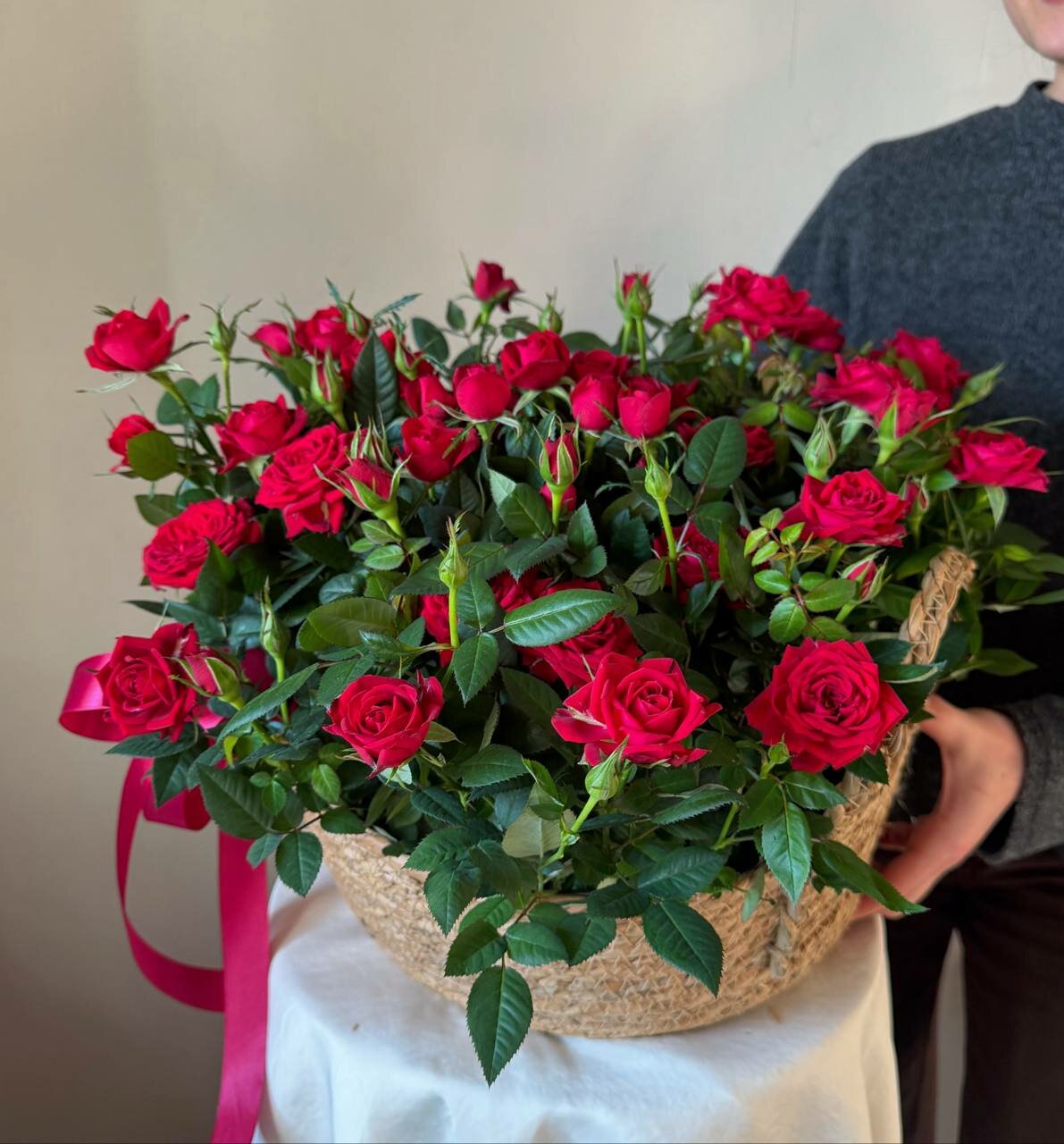 Шикарная корзина с садовыми цветущими красными розами в горшках. Veresk 621