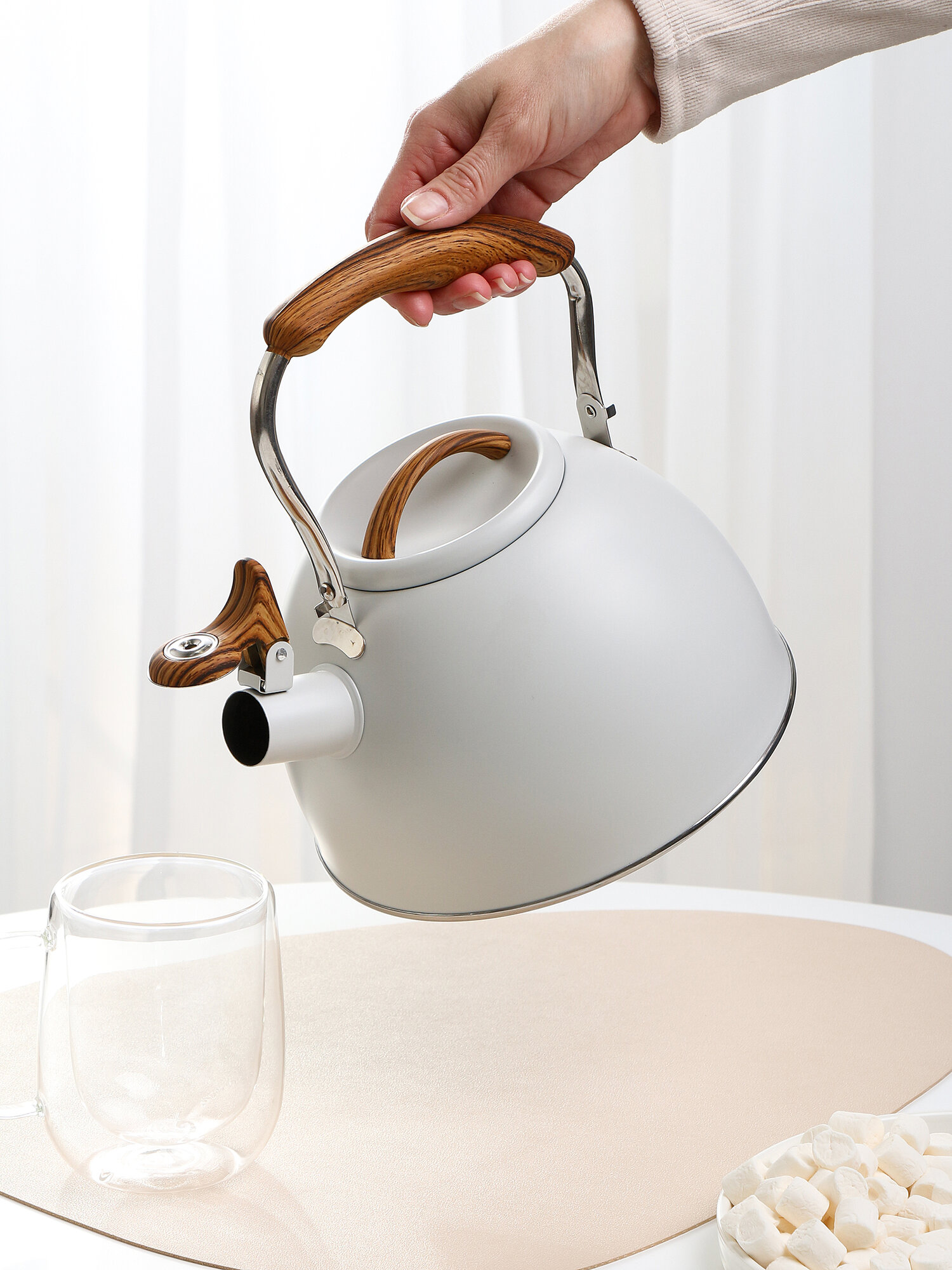 Чайник Daniks 2.5 л из нержавеющей стали со свистком для индукционных и газовых плит, белый, модель GS-04415B