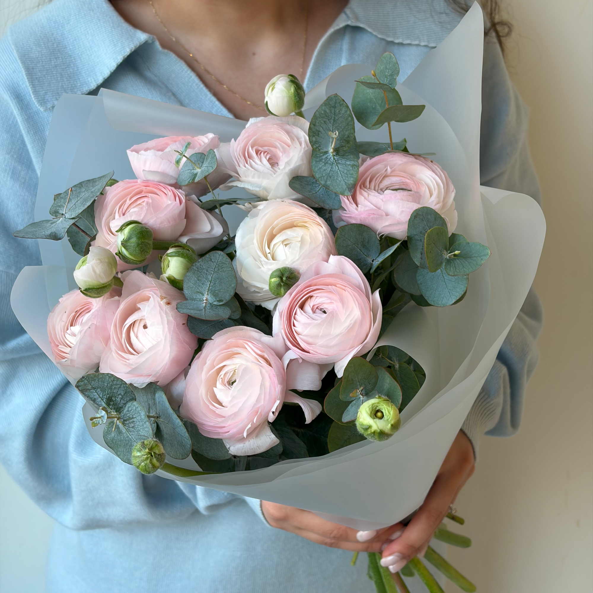 Букет 9 ранункулюсов с эвкалиптом #1056