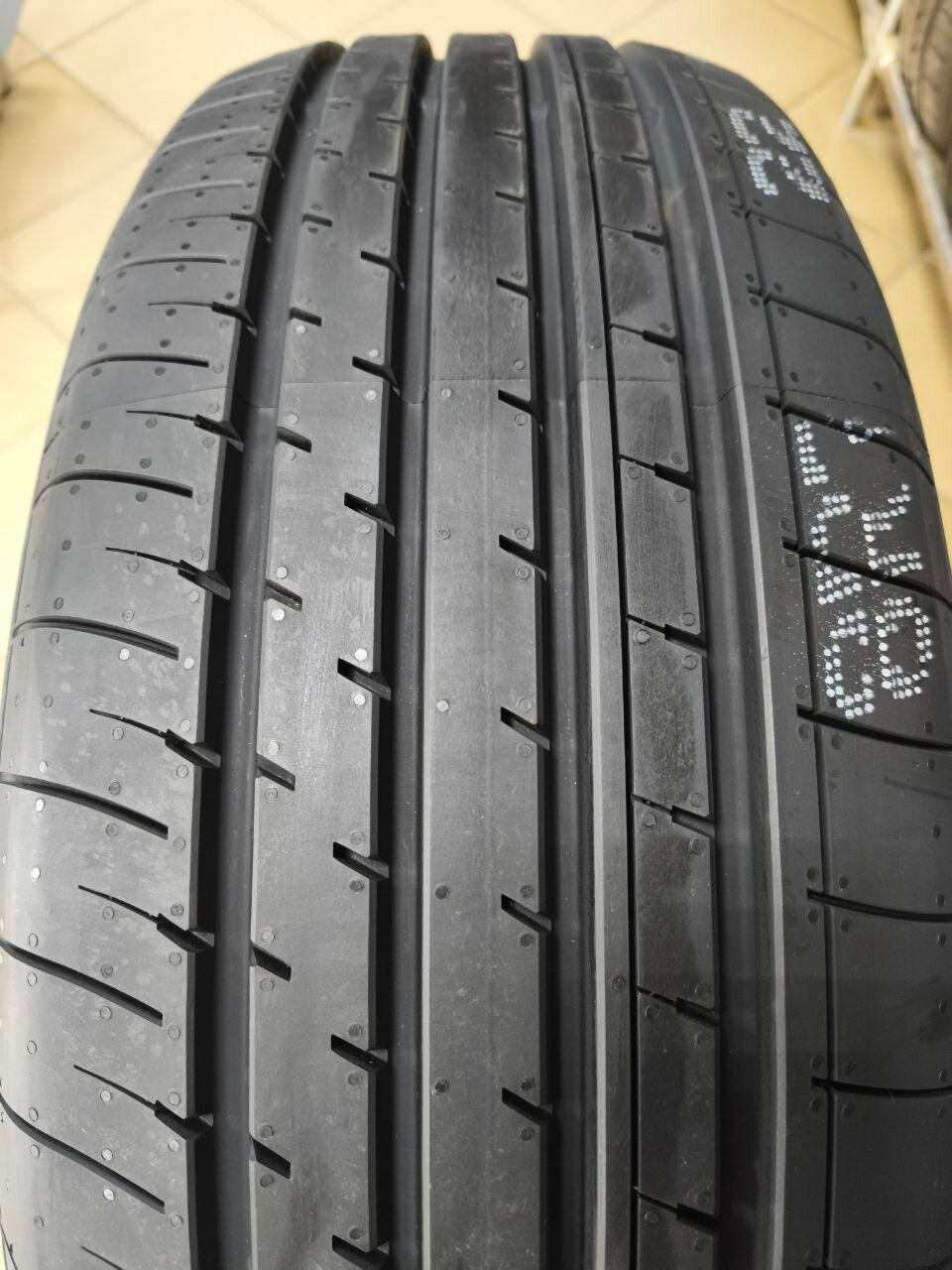 R-17 215/65 Yokohama BluEarth-XT AE61 99V