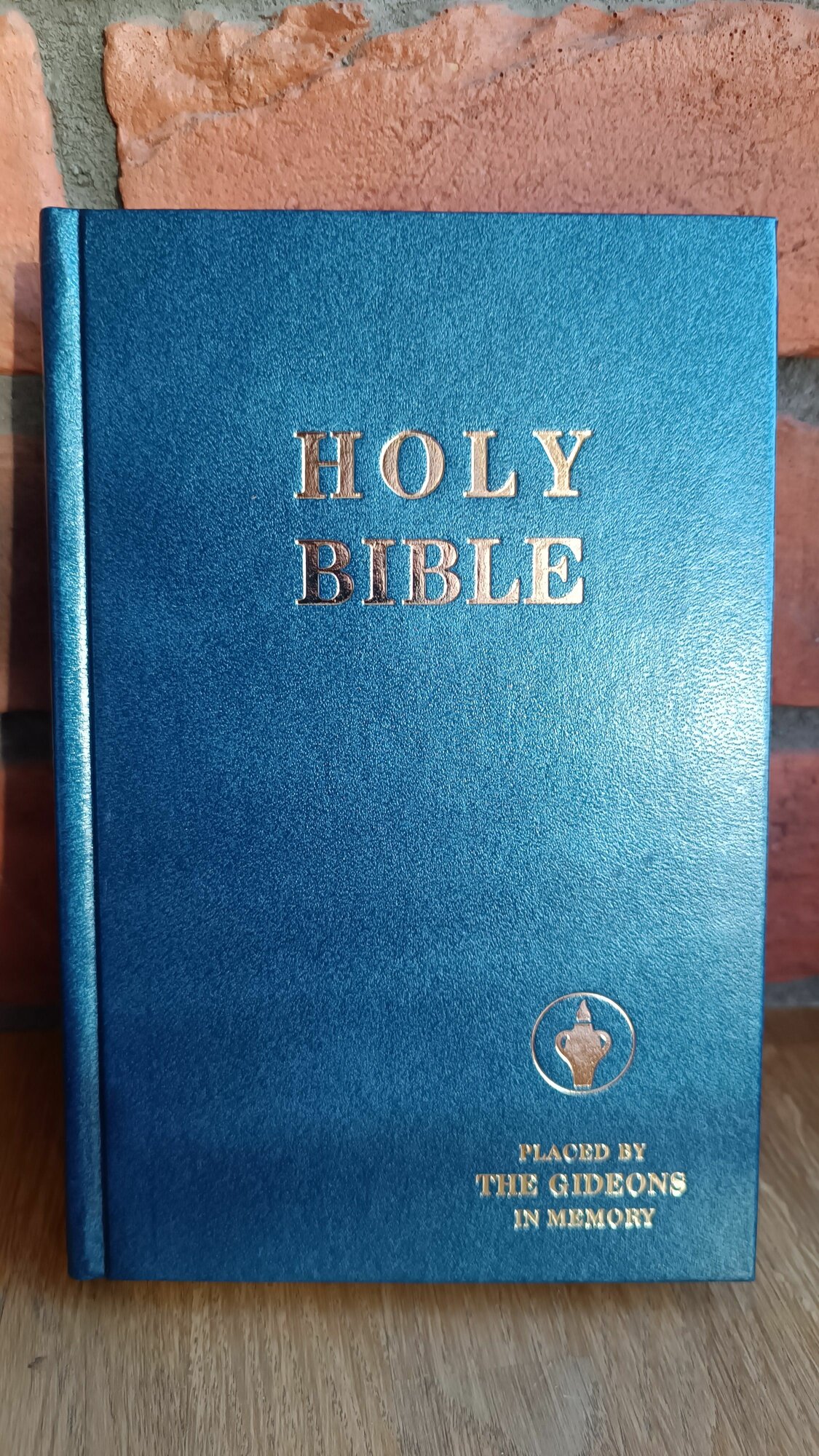 Holy Bible, Placed By The Gideons, синий переплёт