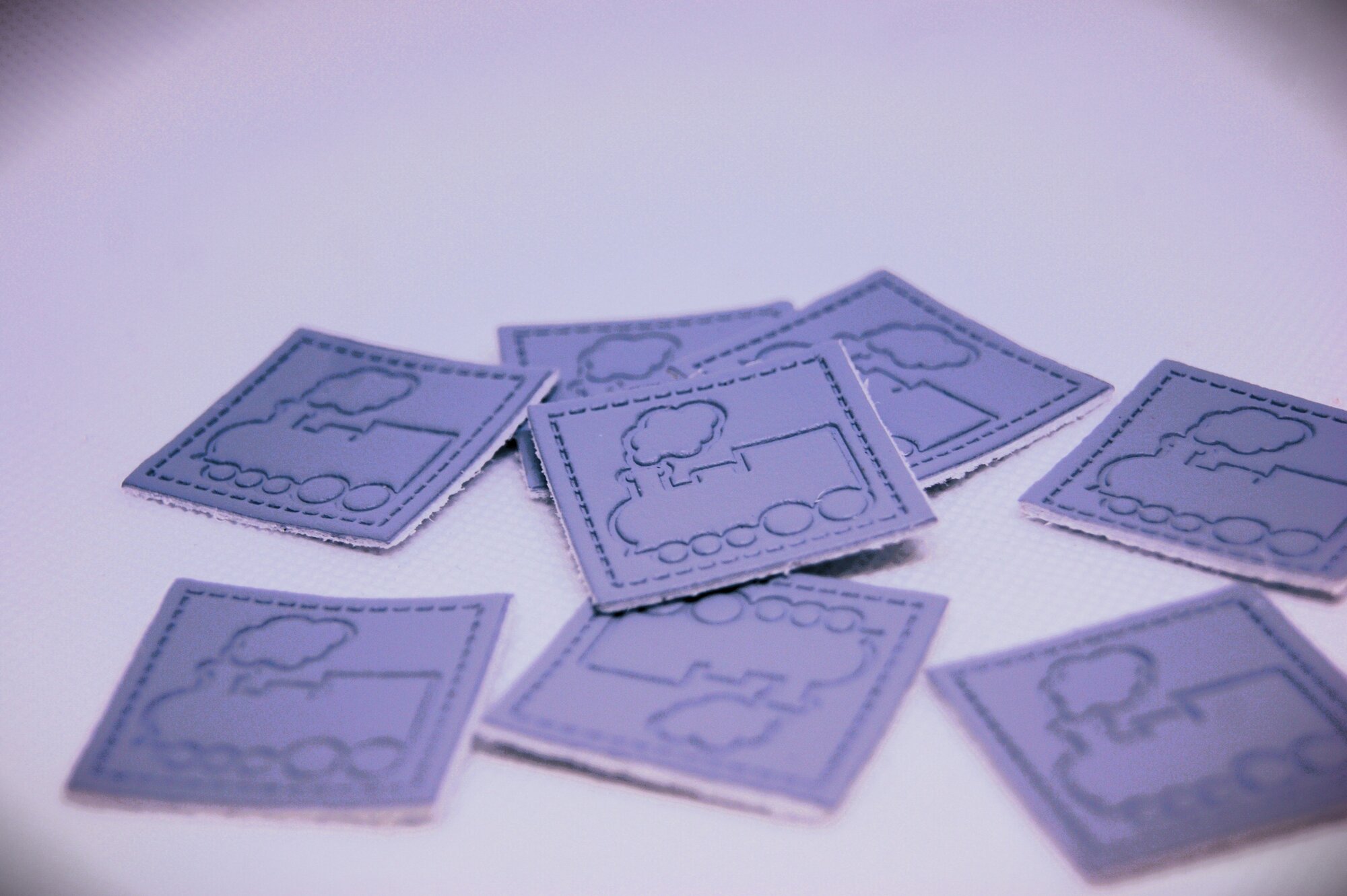 Нашивка кожаная с тиснением "Паровозик", 3*3 см, серая
