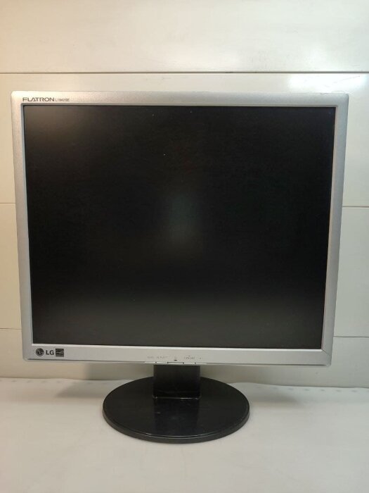 Монитор ЖК 19" 5:4 LG Flatron L1942SE-SF черно-серебристый VGA