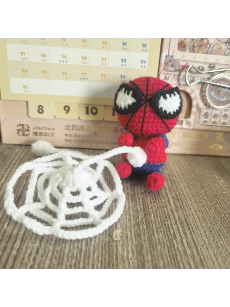 Вязаная игрушка Человек-паук с растяжимой паутиной